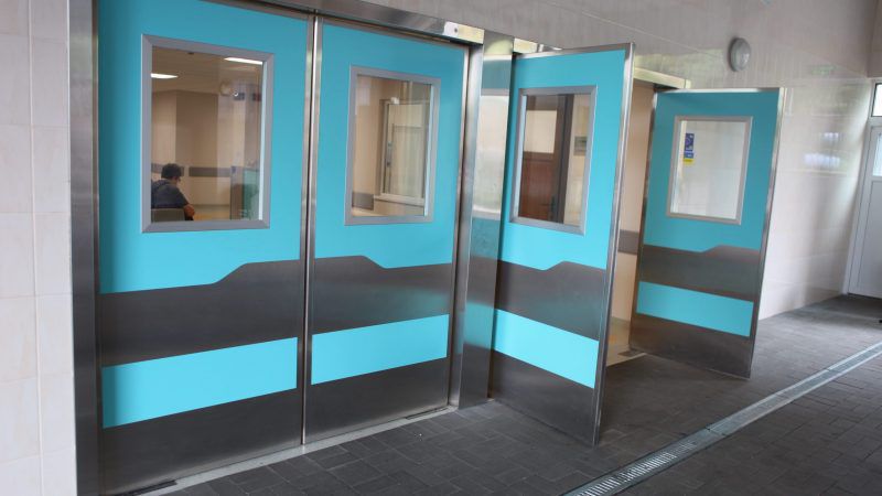 Porte d'hôpital - PENDULUM - LeoCon Group - en acier inox / en ...