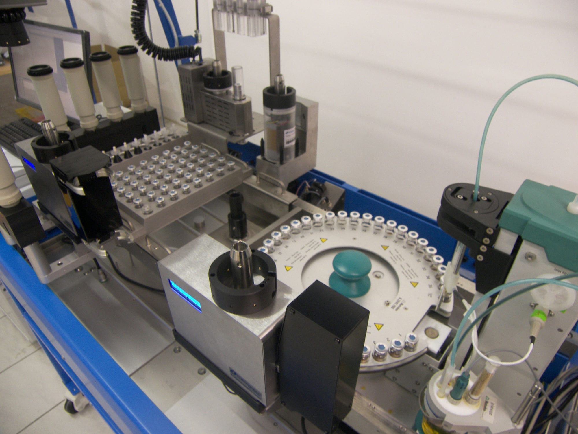 Système de préparation d'échantillons robotisé - SWING KF - Chemspeed ...