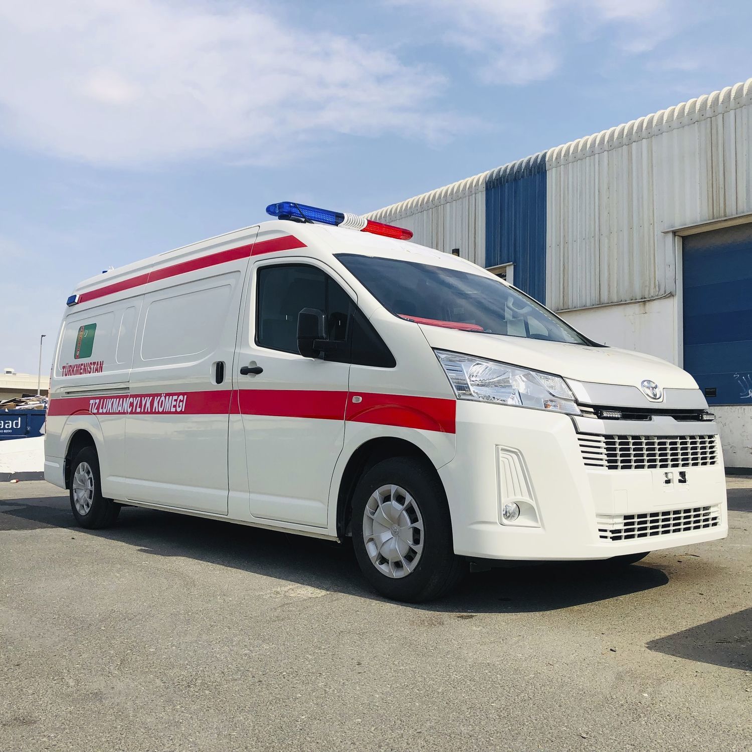 Ambulance médicalisée d'urgence - Toyota Hiace - Monstro Hard FZCO - de ...