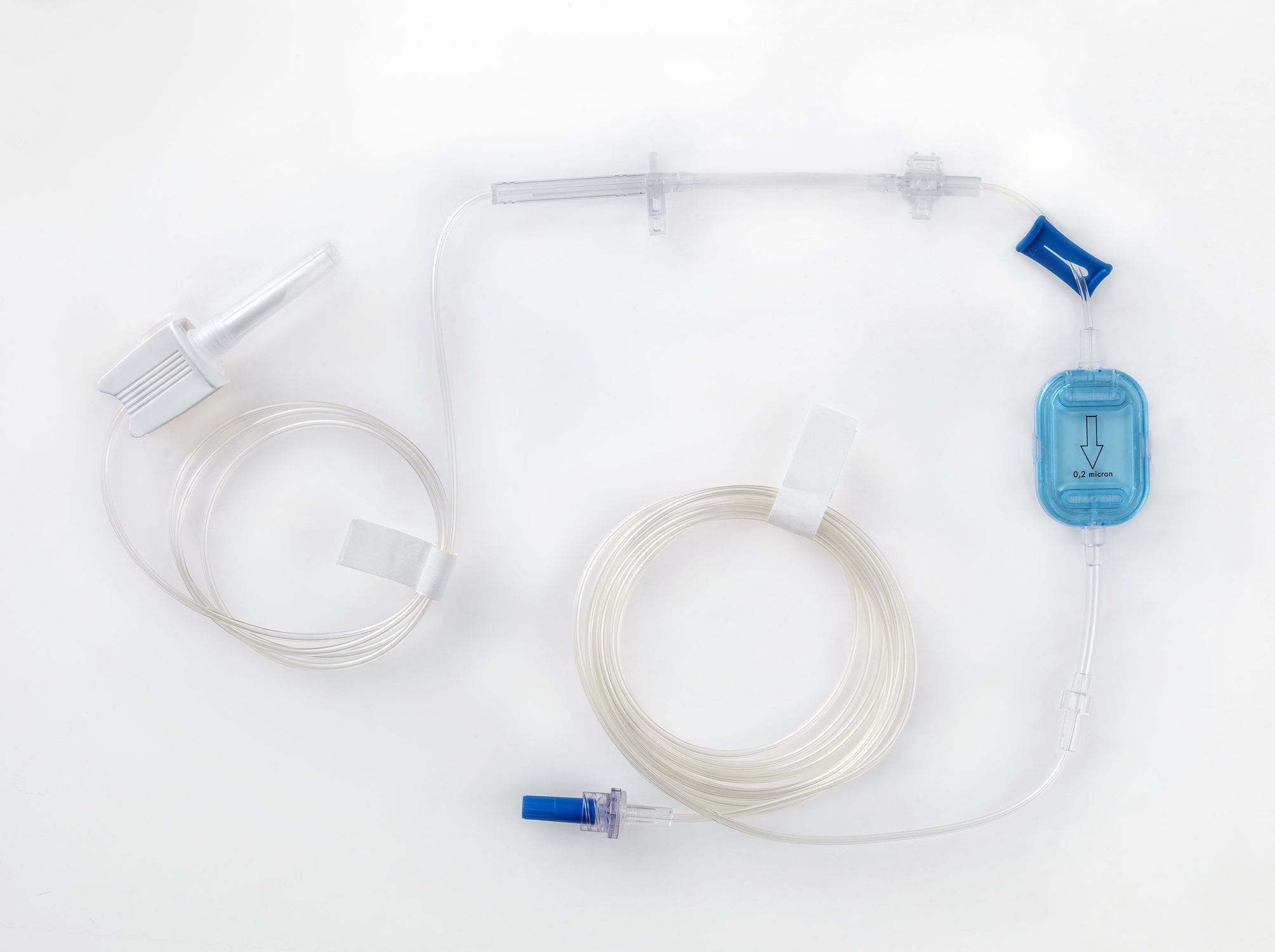 Set de perfusion avec filtre pour la prévention de la contamination ...