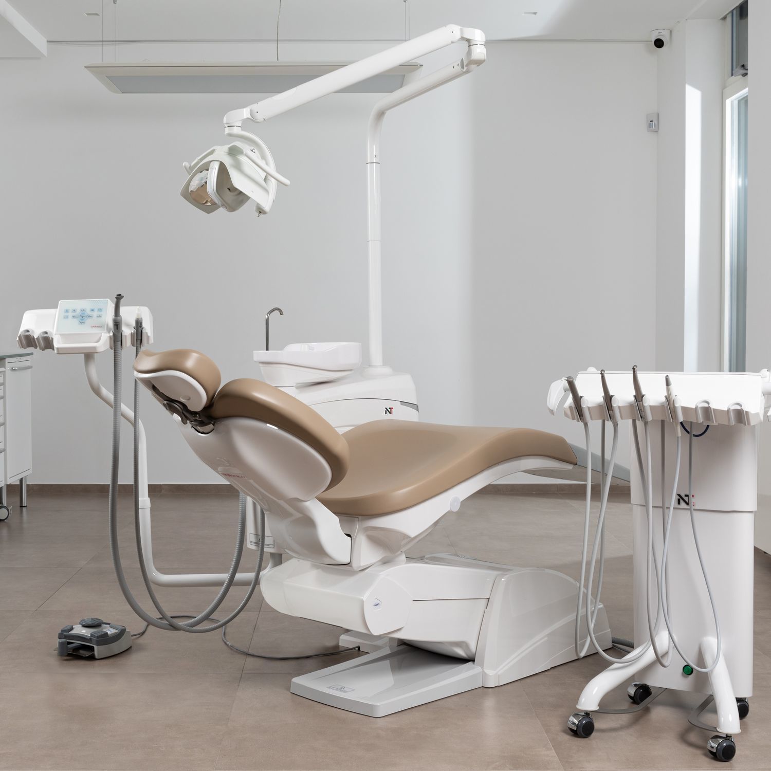 Unité de soin dentaire avec fauteuil - NGPC - Miglionico - mobile / avec moniteur / avec porte ...