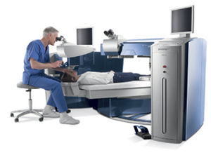 Laser pour découpe du capot cornéen - WaveLight® FS200 - Alcon ...