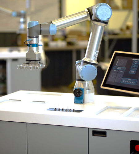 Système d'automatisation de laboratoire de manipulation de liquides ...