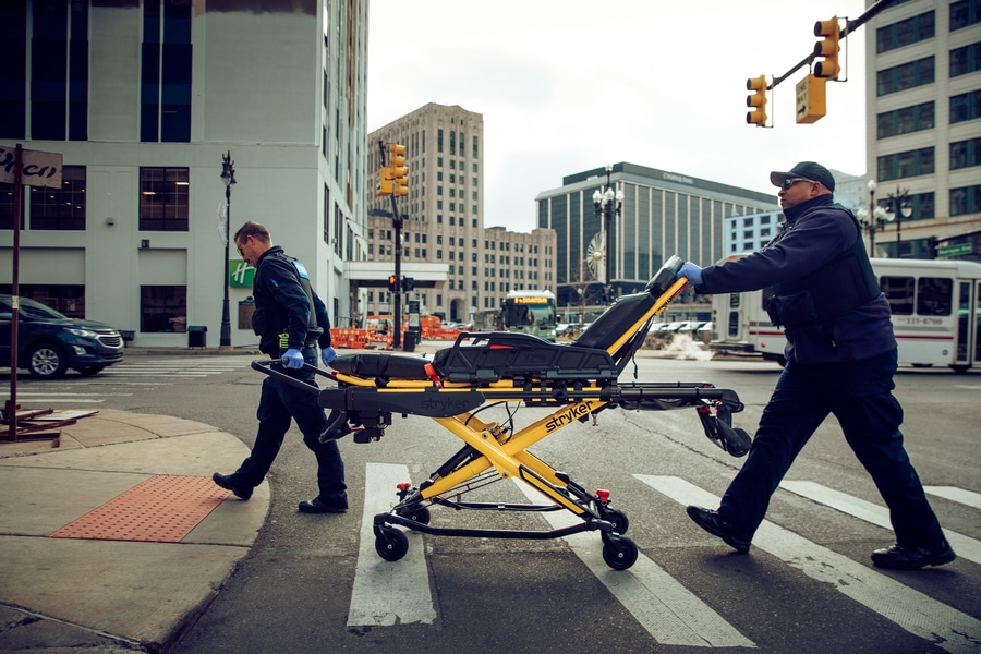 Voici le premier lit d'ambulance connecté du secteur. - Amsterdam ...