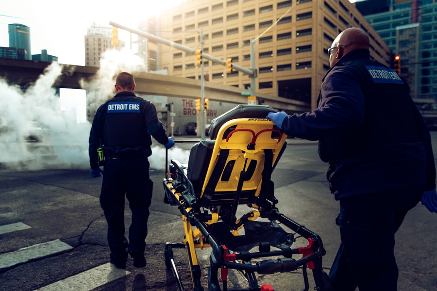 Voici le premier lit d'ambulance connecté du secteur. - Amsterdam ...